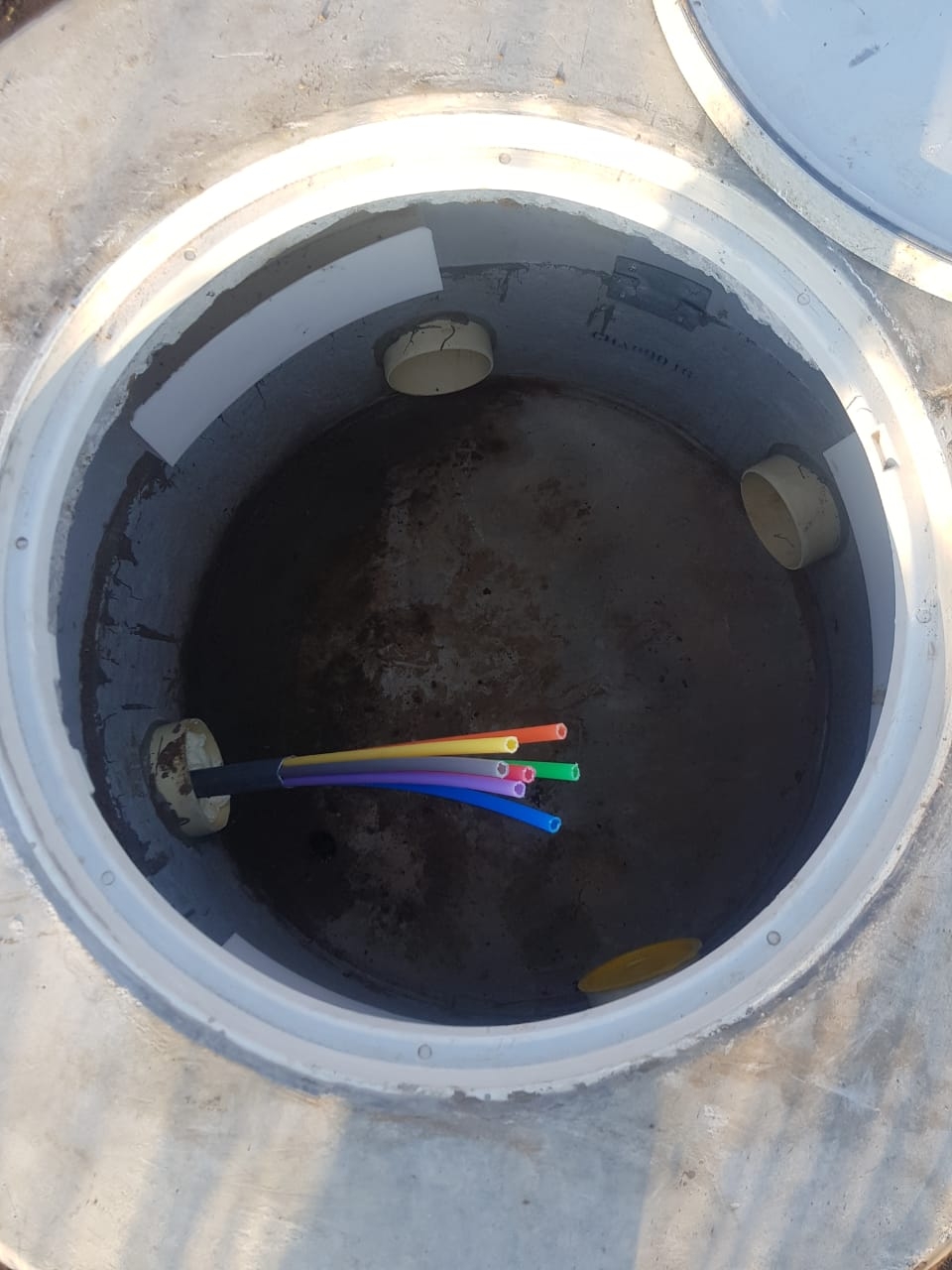 Sheaving of ducts in manhole - Kodiak Bear