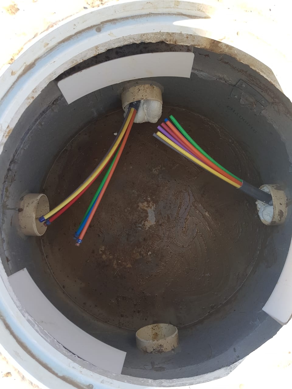 Sheaving of ducts in manhole - Kodiak Bear